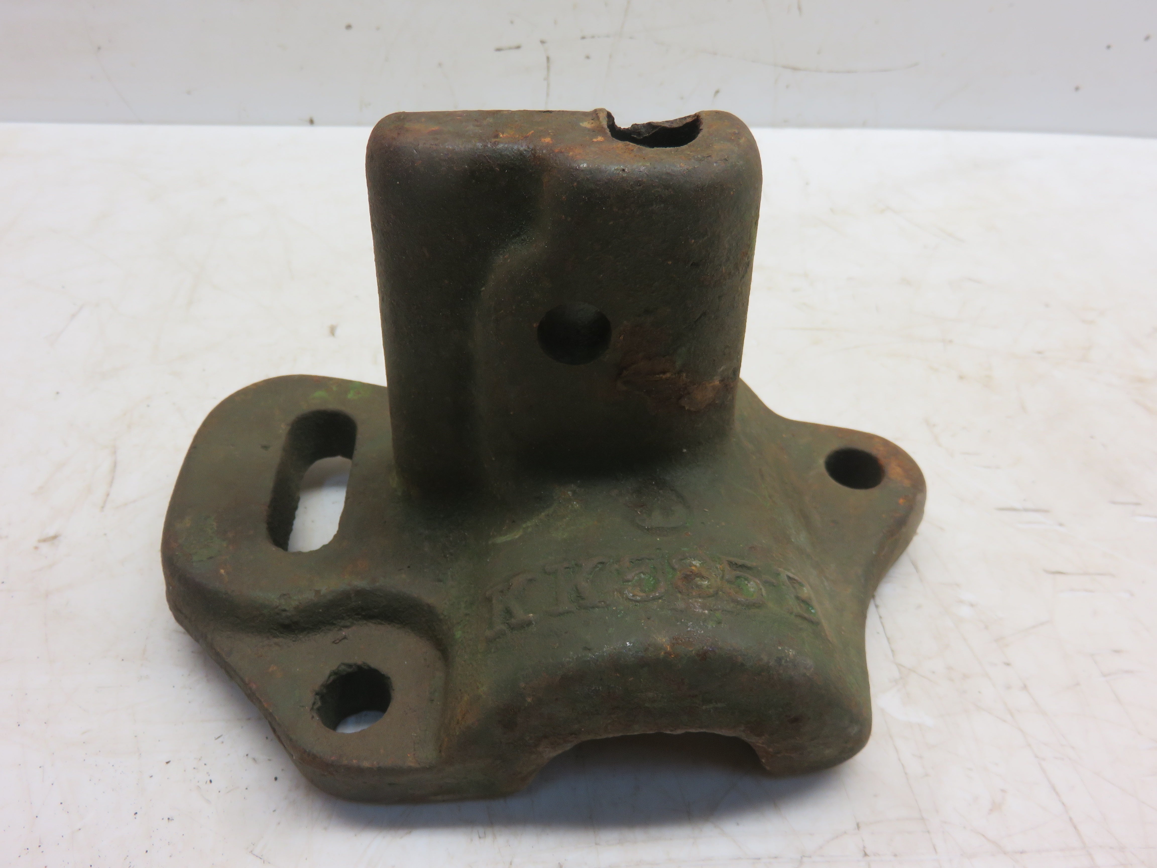 KK585B John Deere NOS Top Bearing Box For B Disc – Vintage John Deere Parts