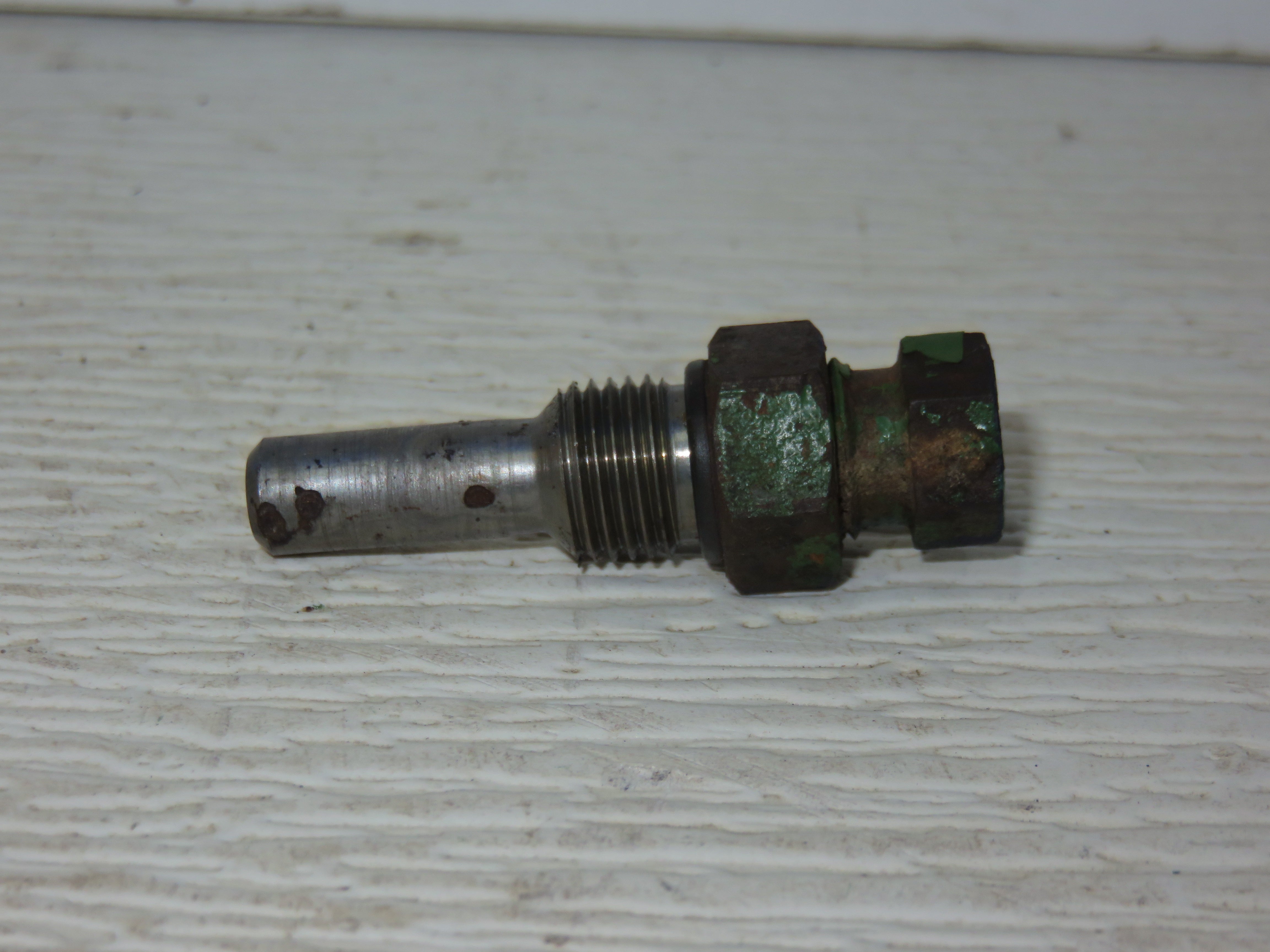 R27906, RE42567 John Deere Brake Bleeder Plug Fitting For 2510, 2520 ...